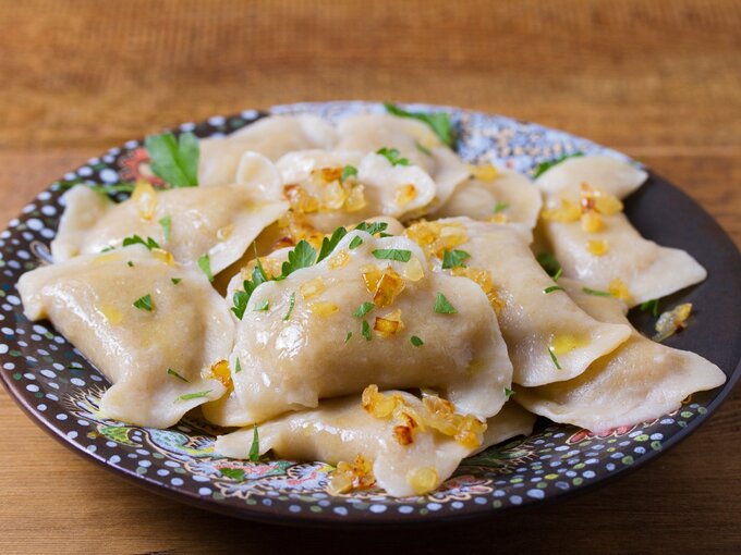 Pierogi z kapustą i grzybami. Zamiast gotować, upiecz je i zaskocz ...