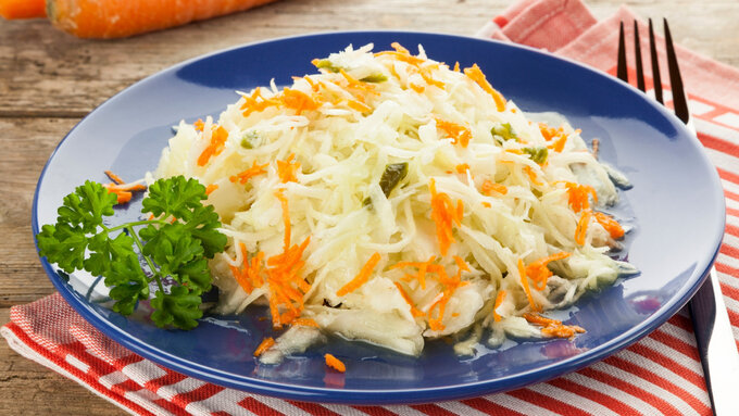 Aromatyczne warzywo i trzy dodatki. Ta surówka z pomidorów pasuje ...