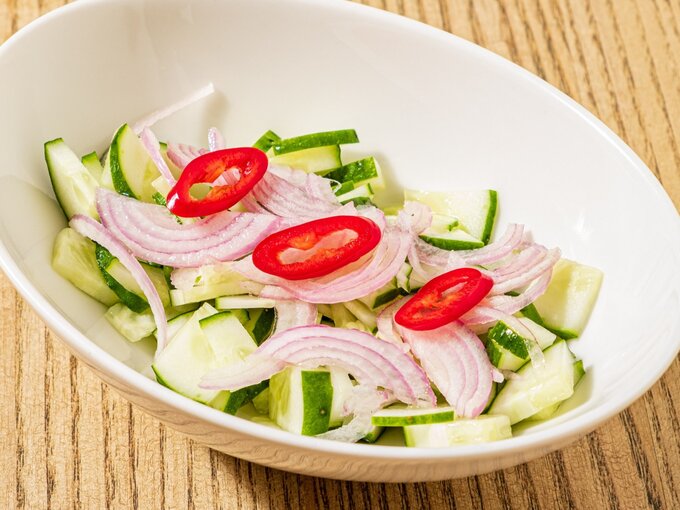 Aromatyczne warzywo i trzy dodatki. Ta surówka z pomidorów pasuje ...