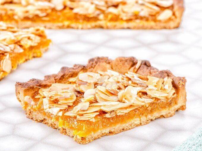 Bez zagniatania i wałkowania. Mazurek cygański jest lekki i mięciutki ...