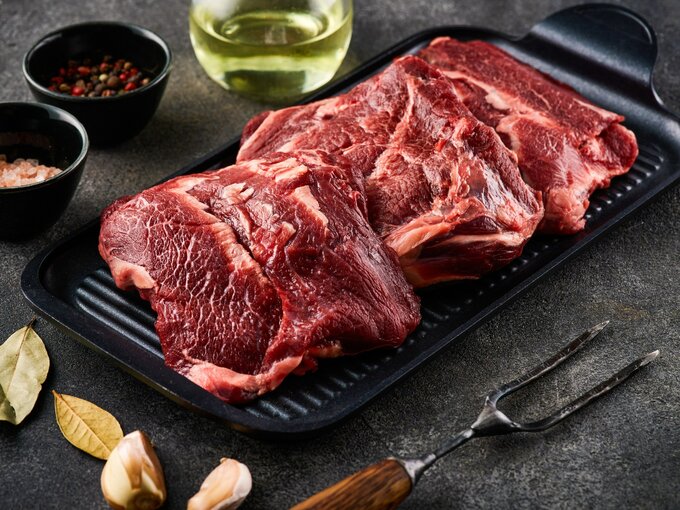 Najlepsze mięso na gulasz. Soczyste kąski będą zanurzone w aksamitnym ...