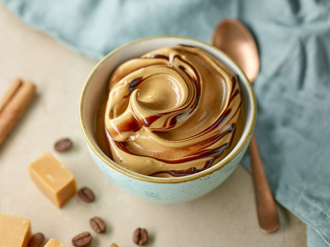 Truskawkowy mus bez pieczenia na owsianym spodzie. Przepis na lekki ...