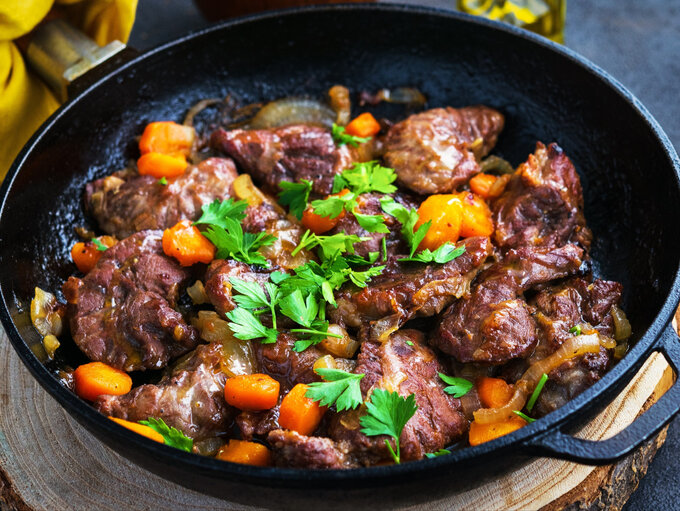 Najlepsze mięso na gulasz. Soczyste kąski będą zanurzone w aksamitnym ...