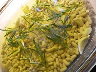 Biała fasola w kremowym sosie śmietanowym. Przepis na duszoną fasolę z ...