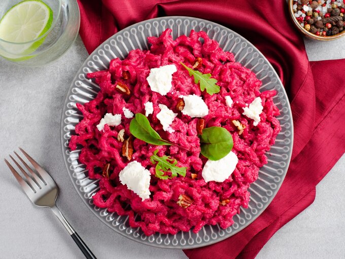 Pieczone buraki z czosnkiem i rozmarynem. Prosty przepis na zdrową przekąskę – Smaki.pl